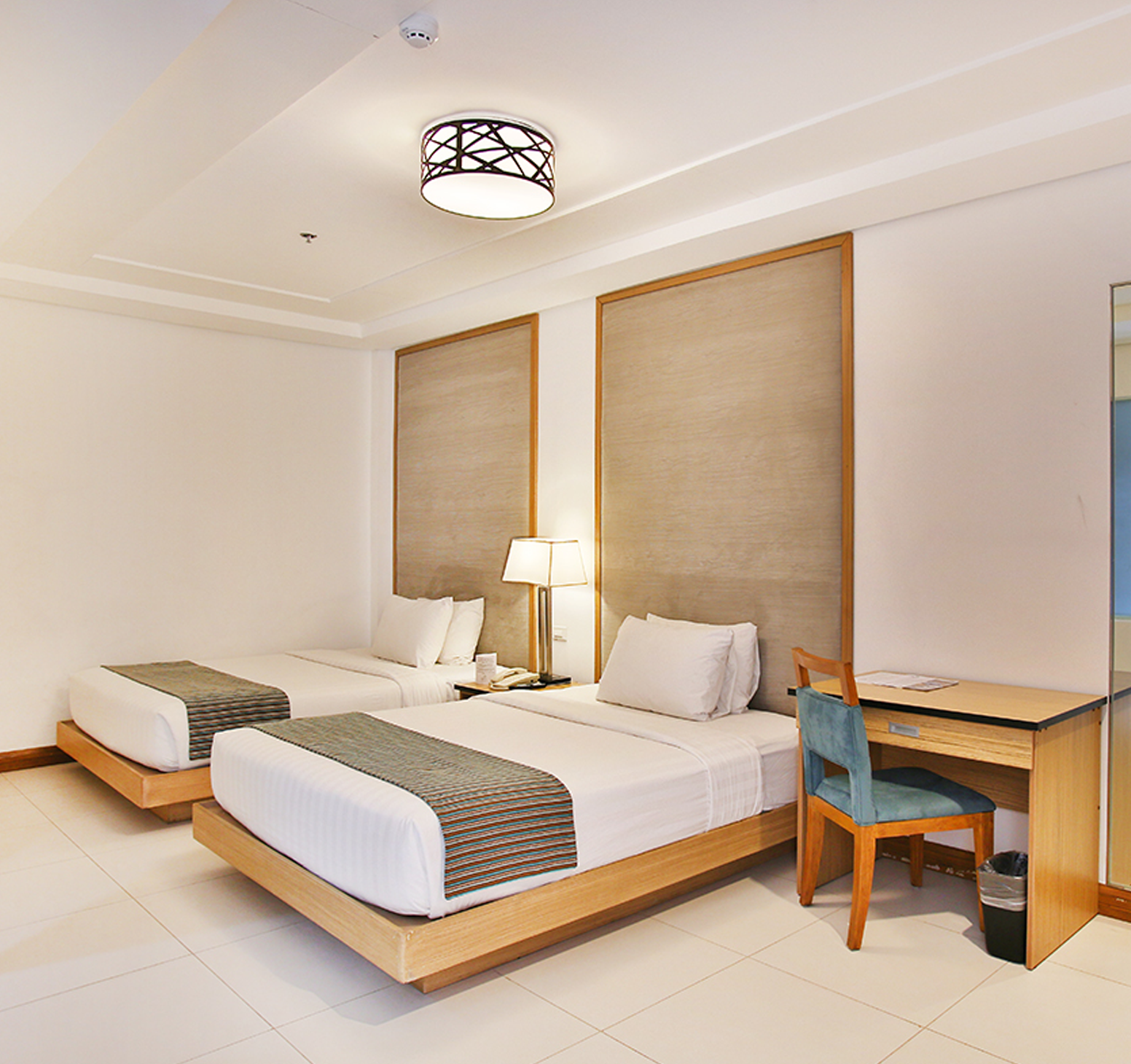 Deluxe Room:Crown Regency Hotels & Resorts