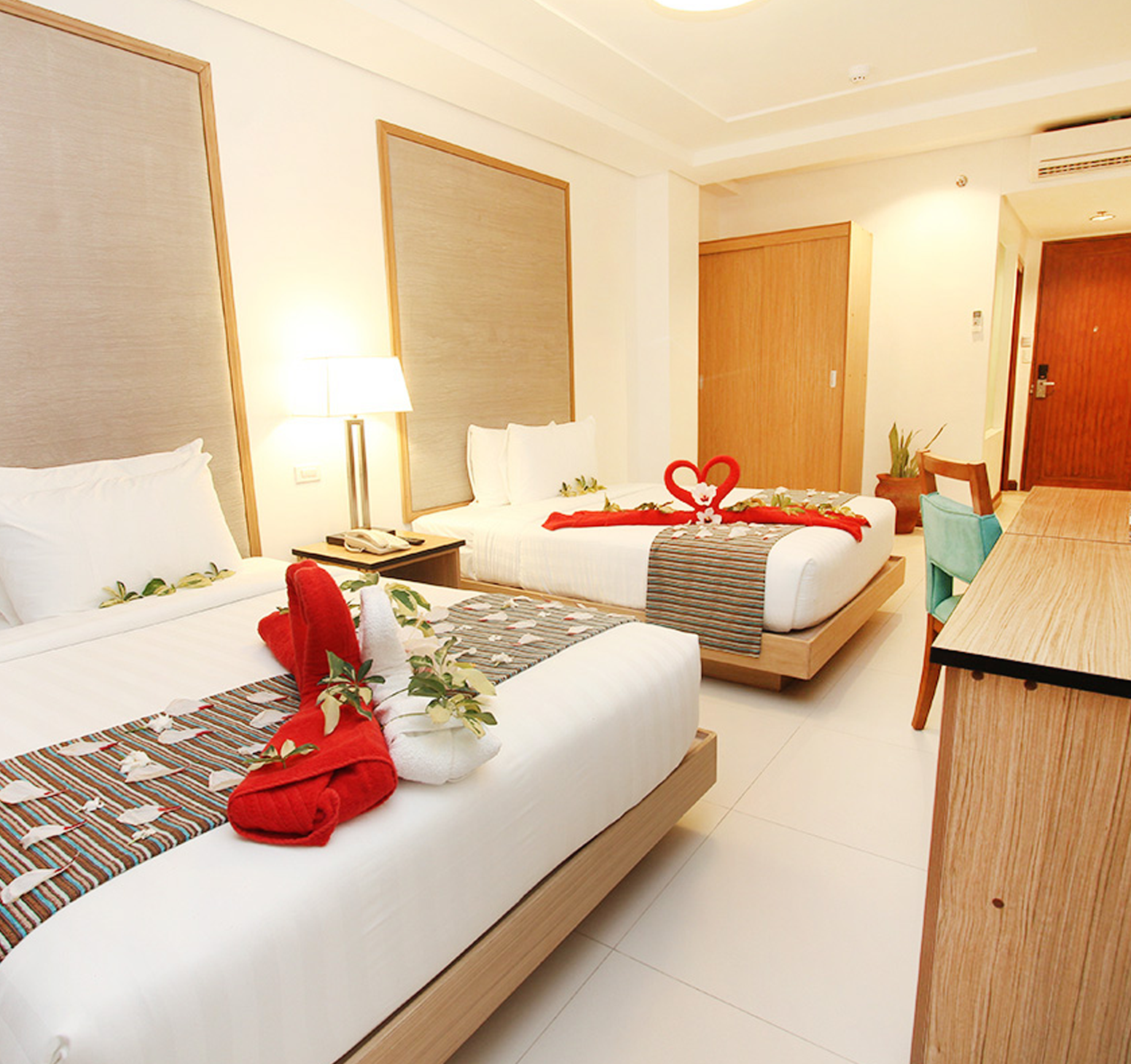 Deluxe Room:Crown Regency Hotels & Resorts