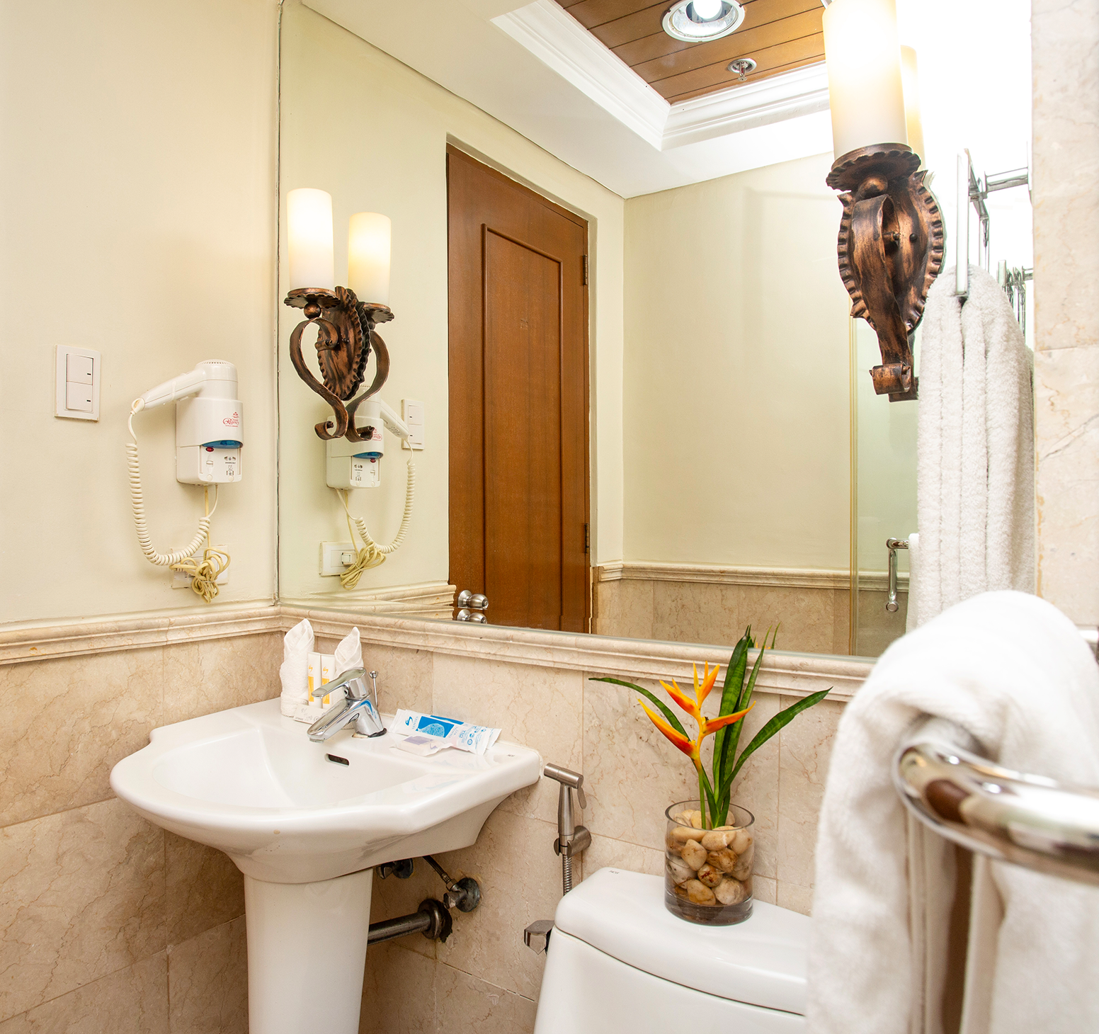 Deluxe Room:Crown Regency Hotels & Resorts